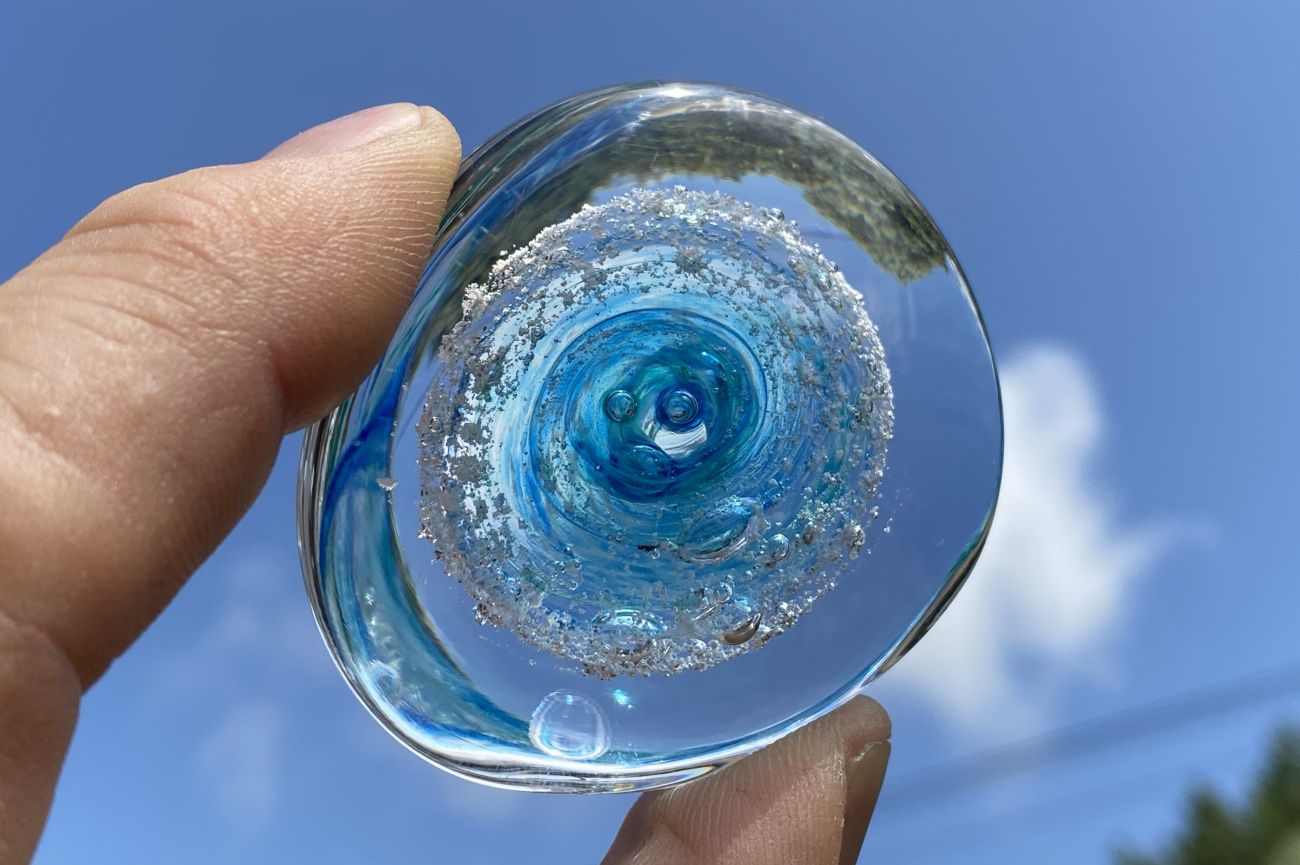 Comfort pebble with encased ashes | Remembrance Glass | Remembrance ...