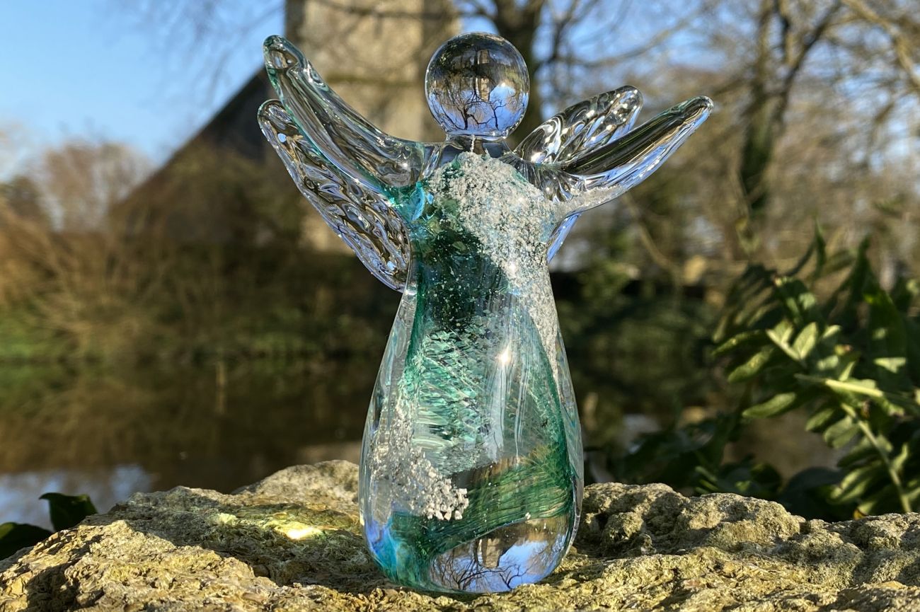 Angel with encased ashes | Remembrance Glass | Remembrance ...