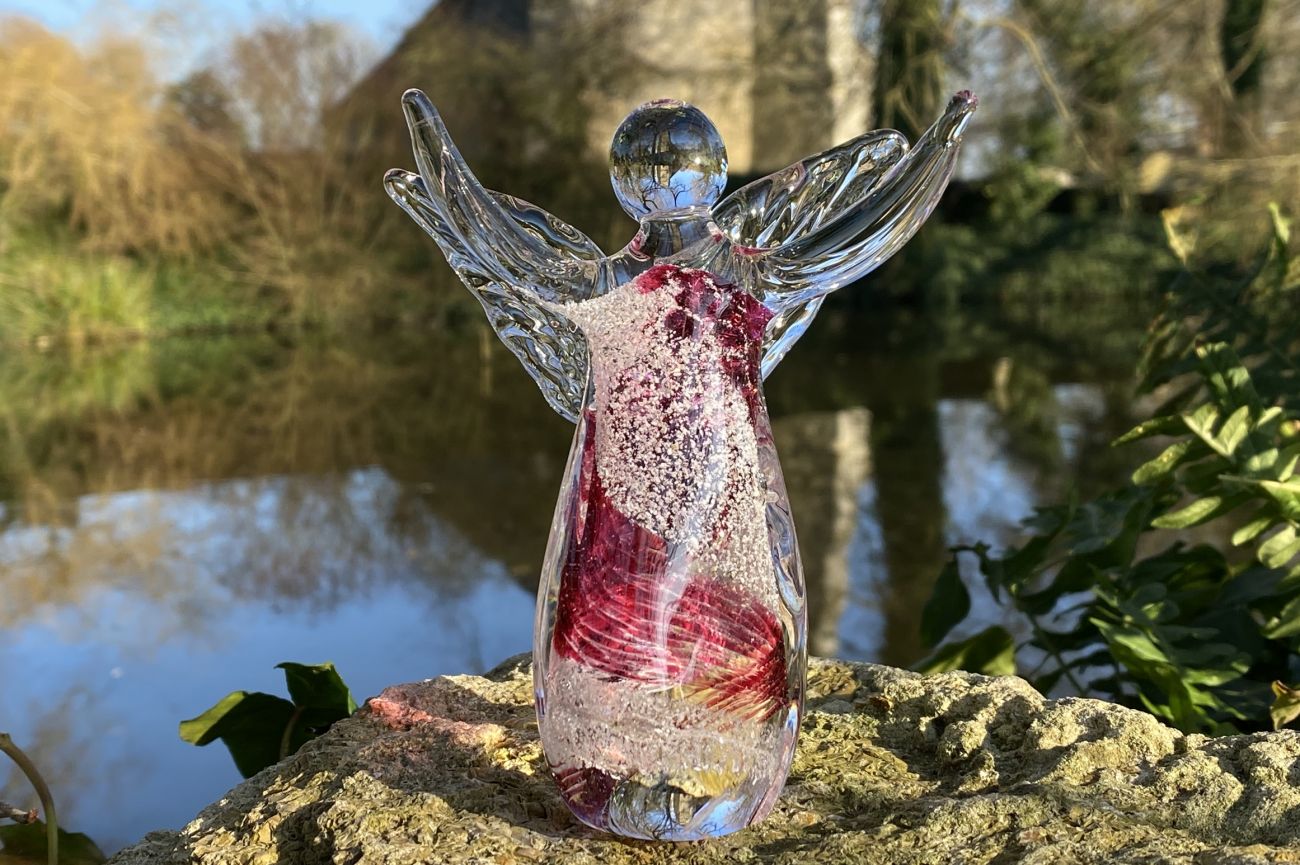 Angel with encased ashes | Remembrance Glass | Remembrance ...