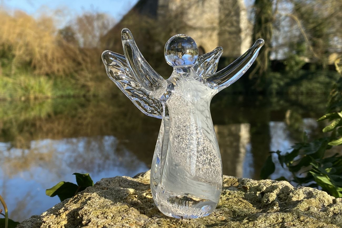Angel with encased ashes | Remembrance Glass | Remembrance ...